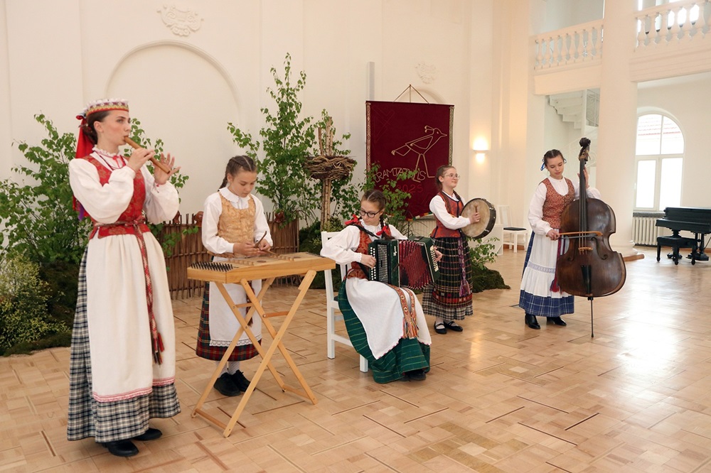 Nuskambėjo „Tramtatulio“ ratas: lietuvių liaudies dainos, senosios ...