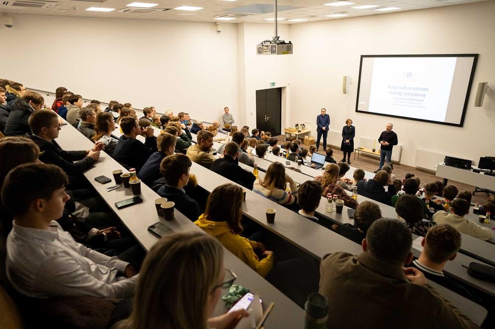 Varžytuvėse „CanSat“ rungsis 120 moksleivių: konstruos kosmoso palydovų ...